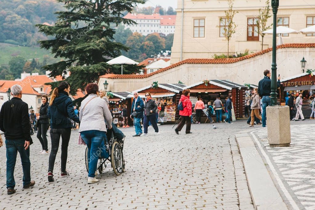 Praga, 28 de octubre de 2017: Mujer no identificada lleva a una persona con discapacidad en ...