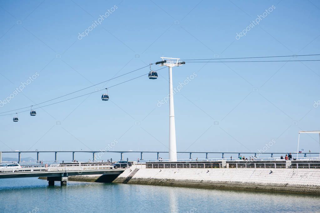 funicular o teleférico y transporte público a través del golfo o río o ...