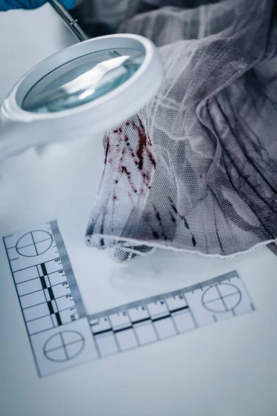 Ciencias forenses en el laboratorio. Científico forense examinando ...