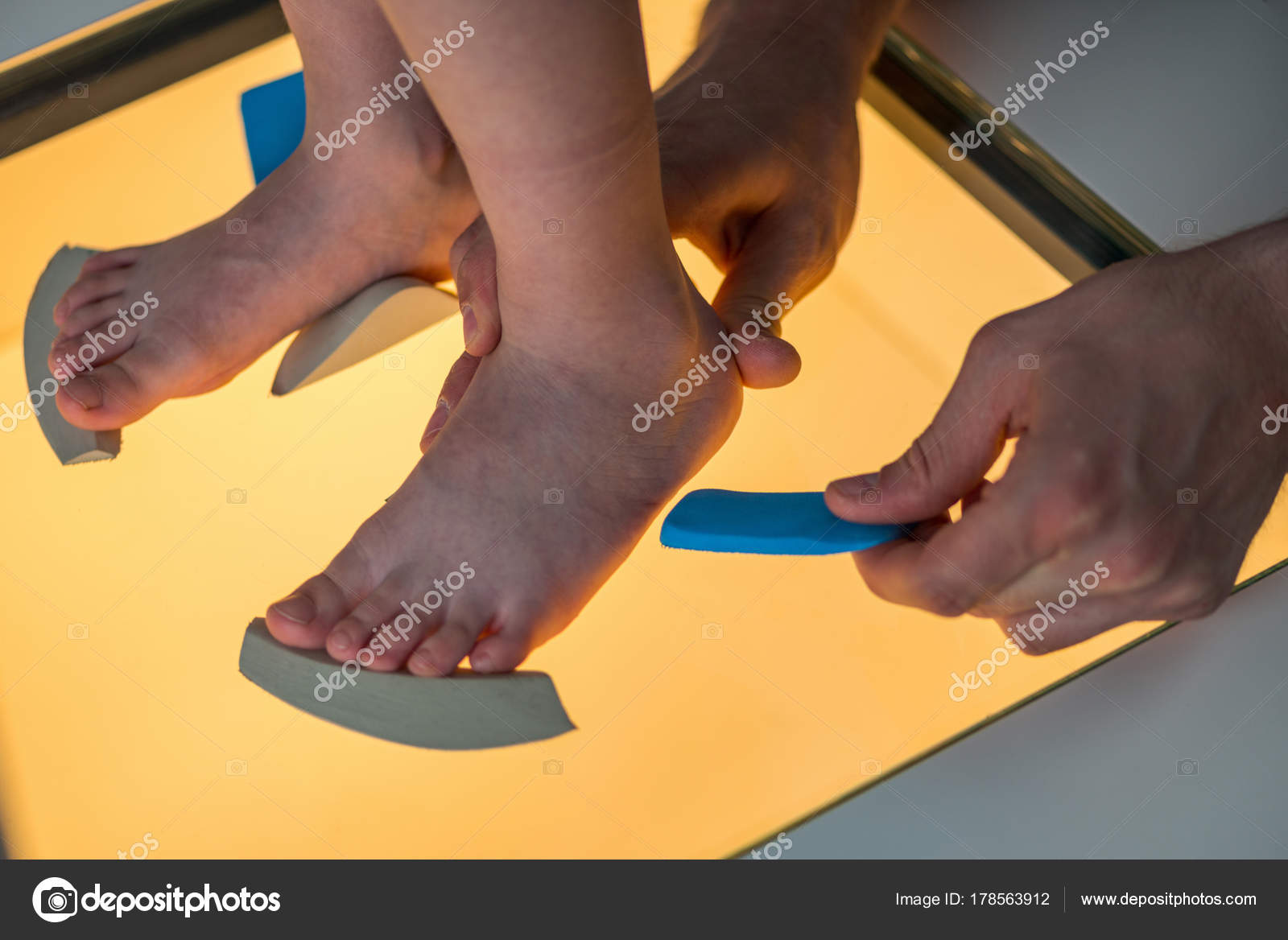 Fyzioterapeutka Skenování Boy Nohy Pro Analýzu Postoj Klubu Zdraví ...