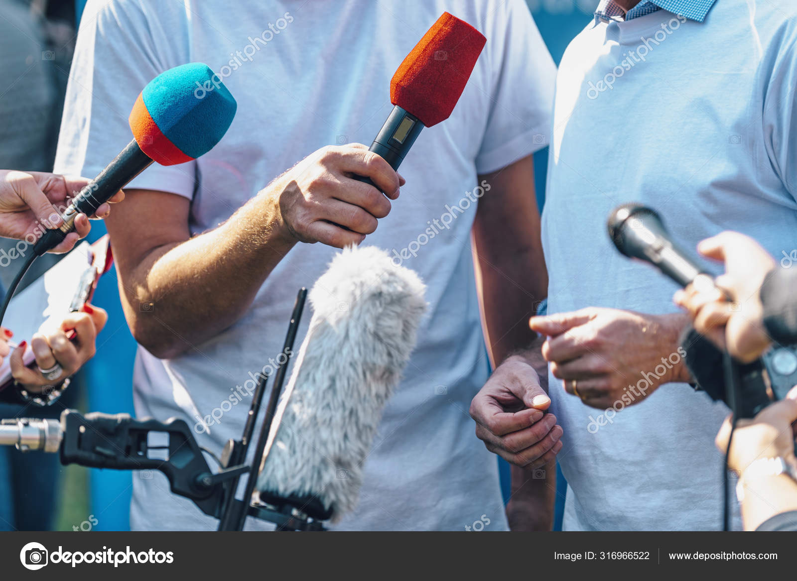 Periodistas Entrevistando Altavoces Masculinos Sosteniendo Micrófonos