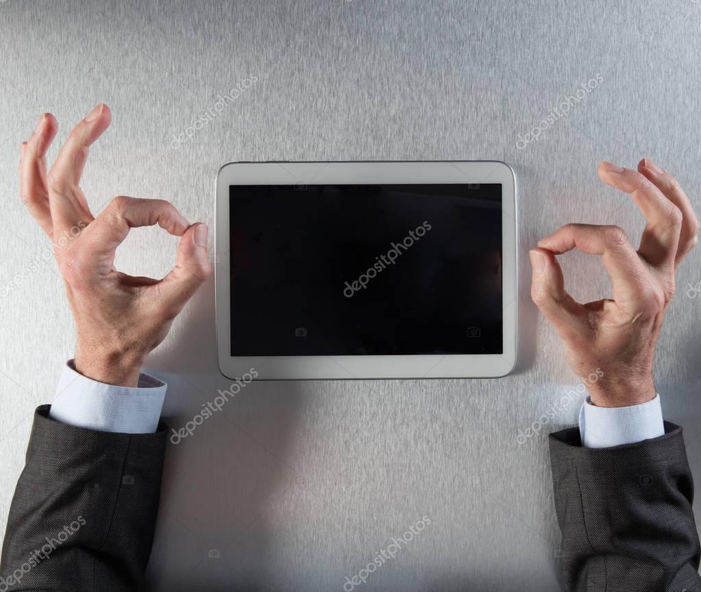 zen manager manos relajantes, leyendo su tableta digital en la oficina 2025