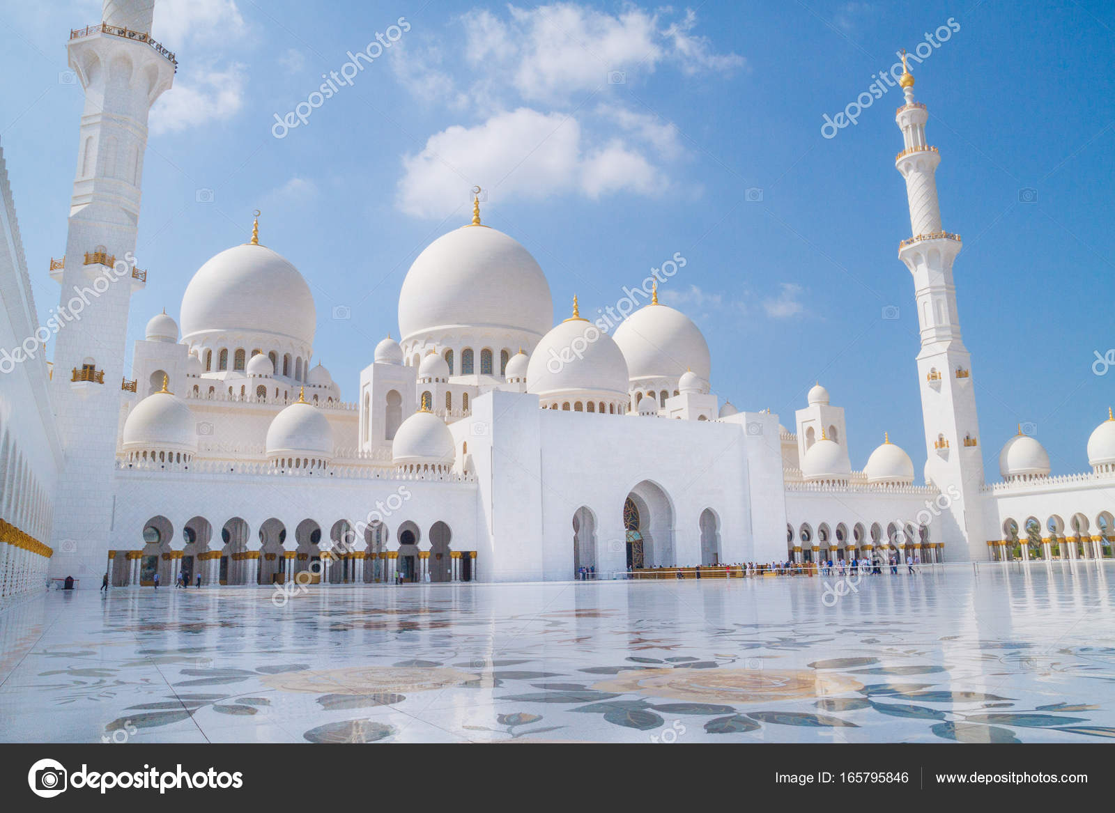 Sheikh Zayed Grand Mosque, Dubai, UAE, peoples and mosque. 2015 — Stock ...