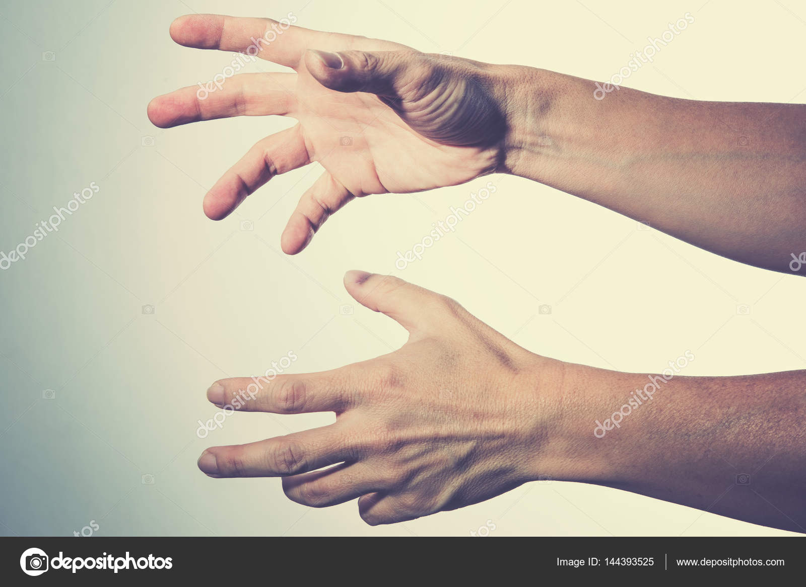 Manos extendiéndose — Foto de stock #144393525 © cpoungpeth