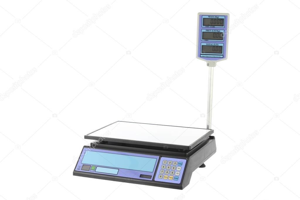 Balanzas electrónicas para pesar alimentos sobre fondo blanco. 2022