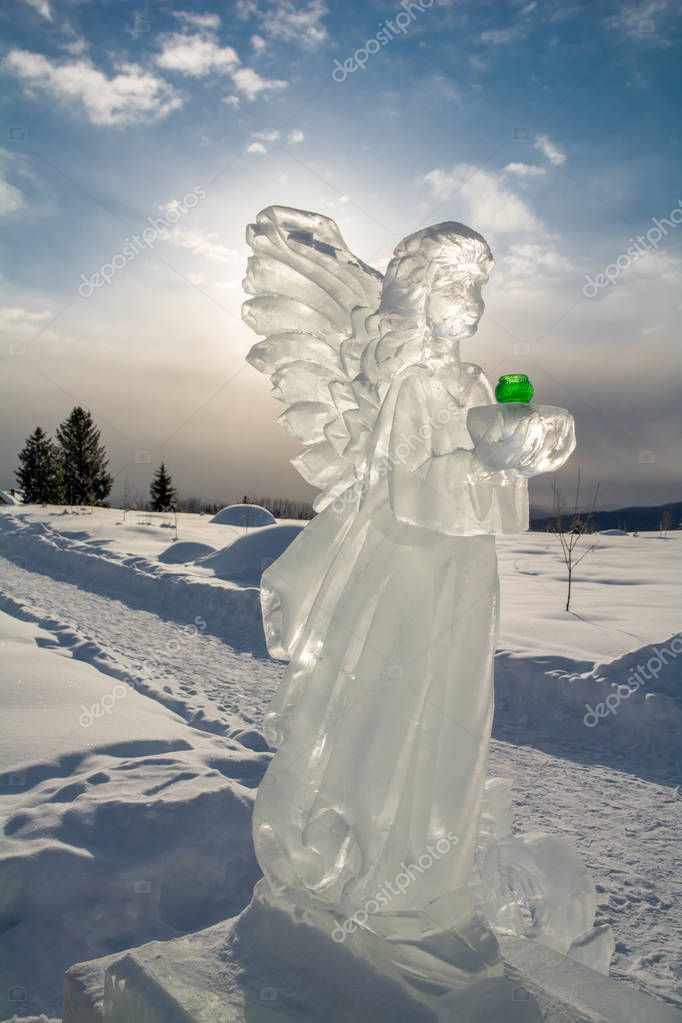 escultura de un ángel hecho de hielo se encuentra en el Parque de los ...