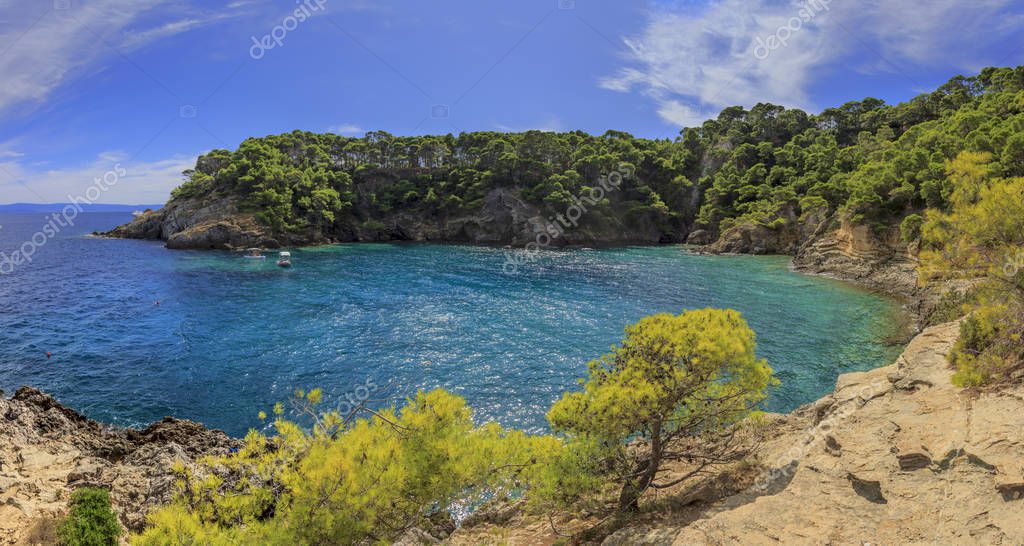 Verano: archipi lago de las islas Tremiti. Isla de San Domino: Cala ...
