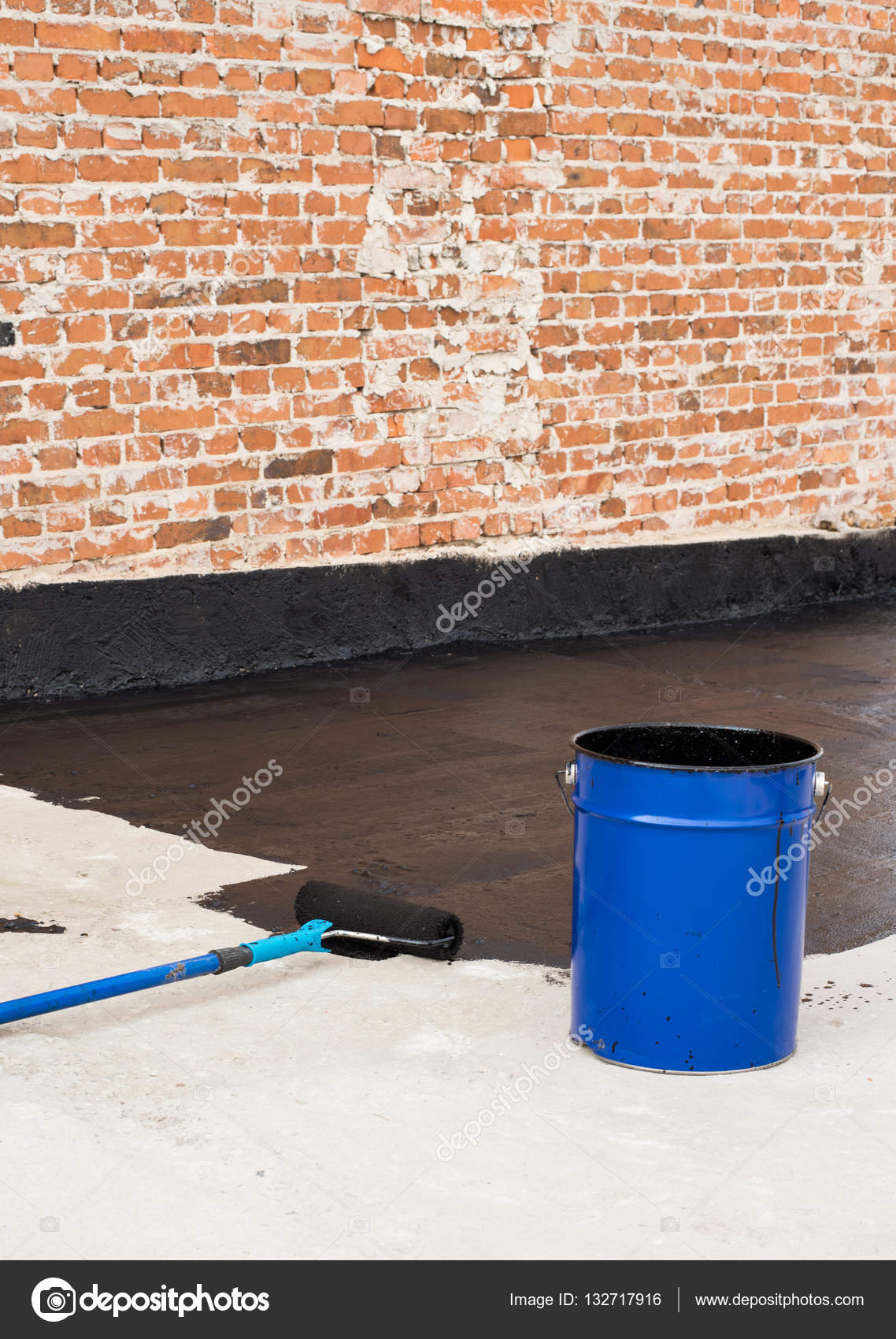Roller brush waterproofing Stock Photo by ©plysuikvv.gmail.com 132717916