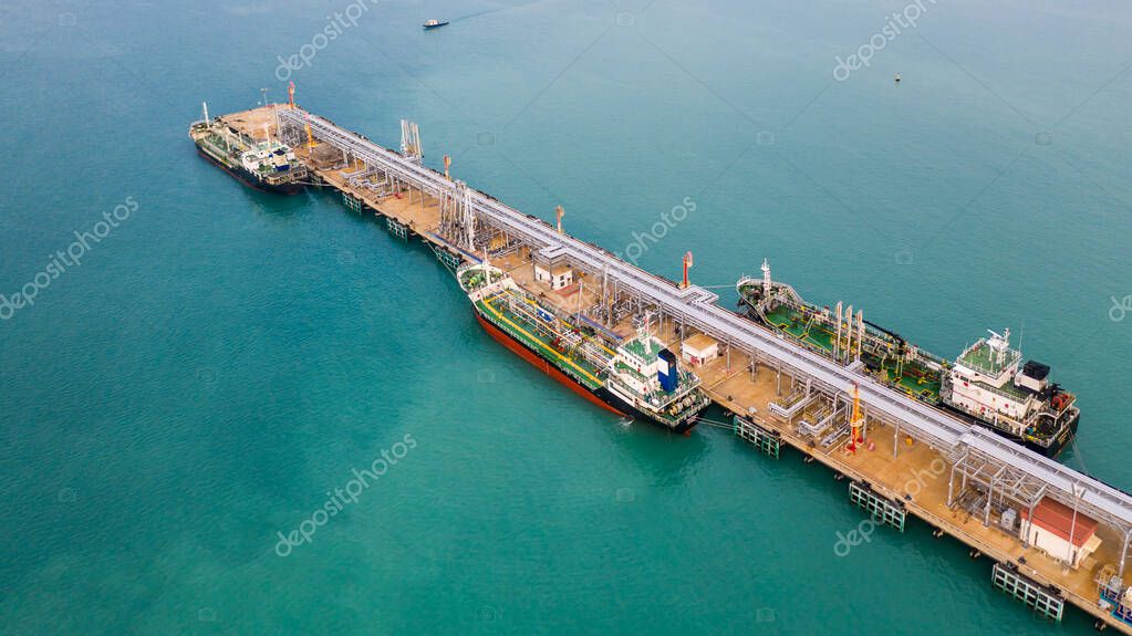 Carga de buques cisterna de combustible en vista de puerto desde arriba, Negocios de exportaci n ...