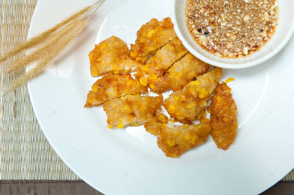 Fritters de maíz dulce, maíz frito crujiente en un plato blanco en la ...