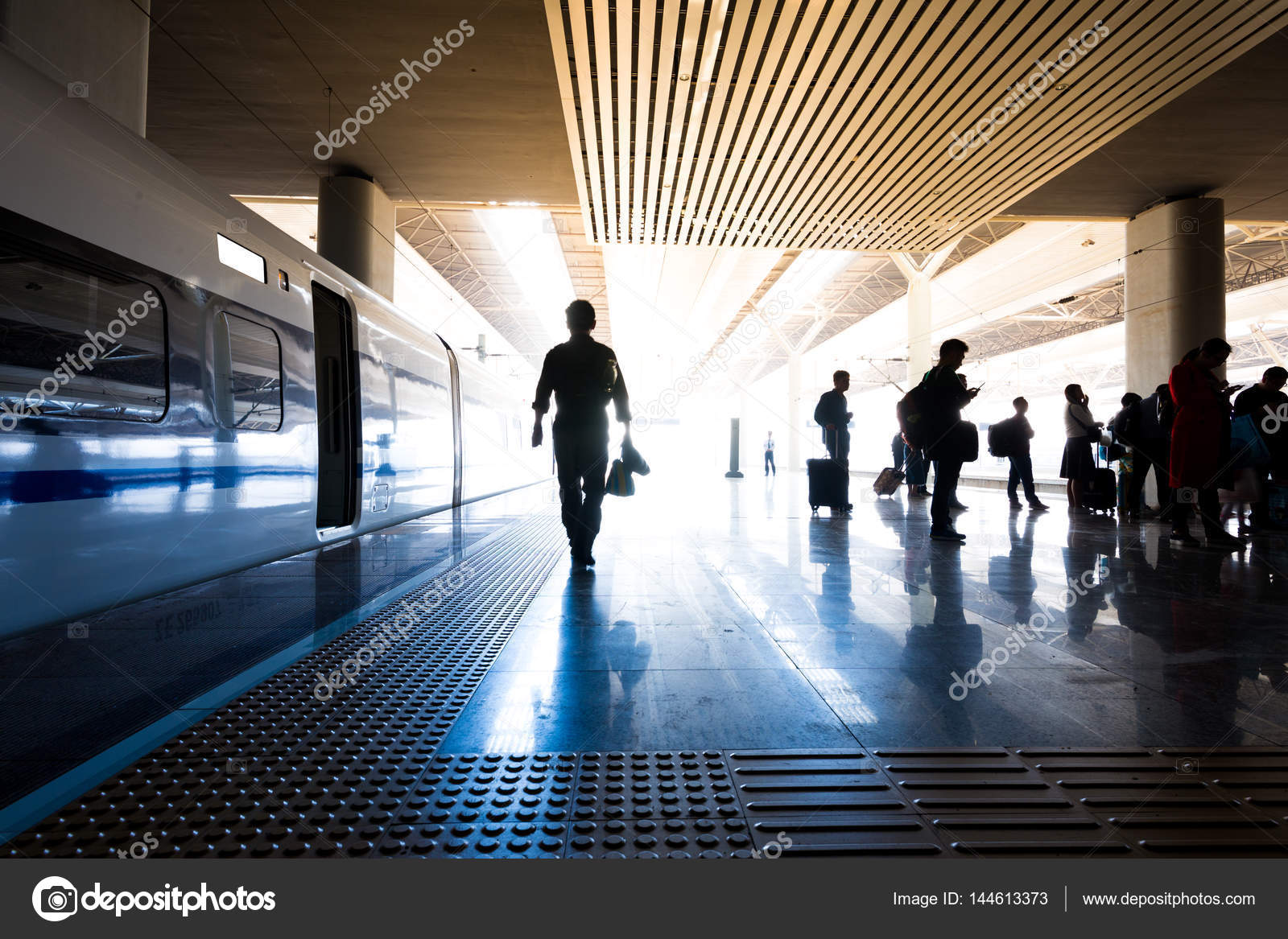 Covered Railway Station Trains Silhouettes Hurrying People — Stock ...