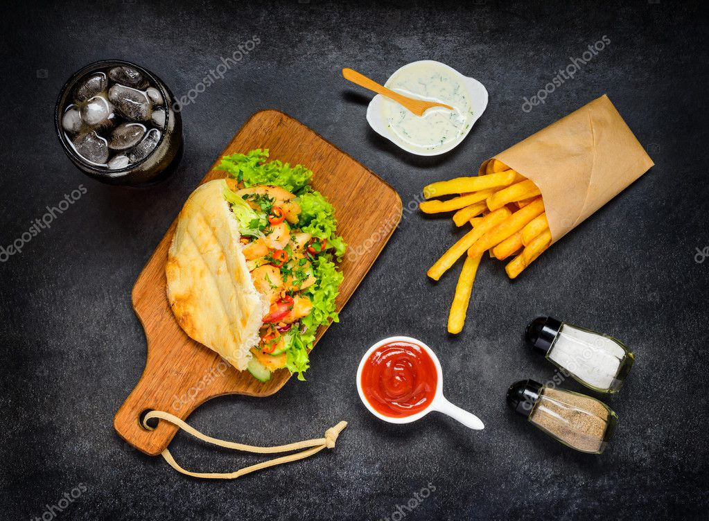 Kebab Doner turco con bebida fría Cola y papas fritas 2024