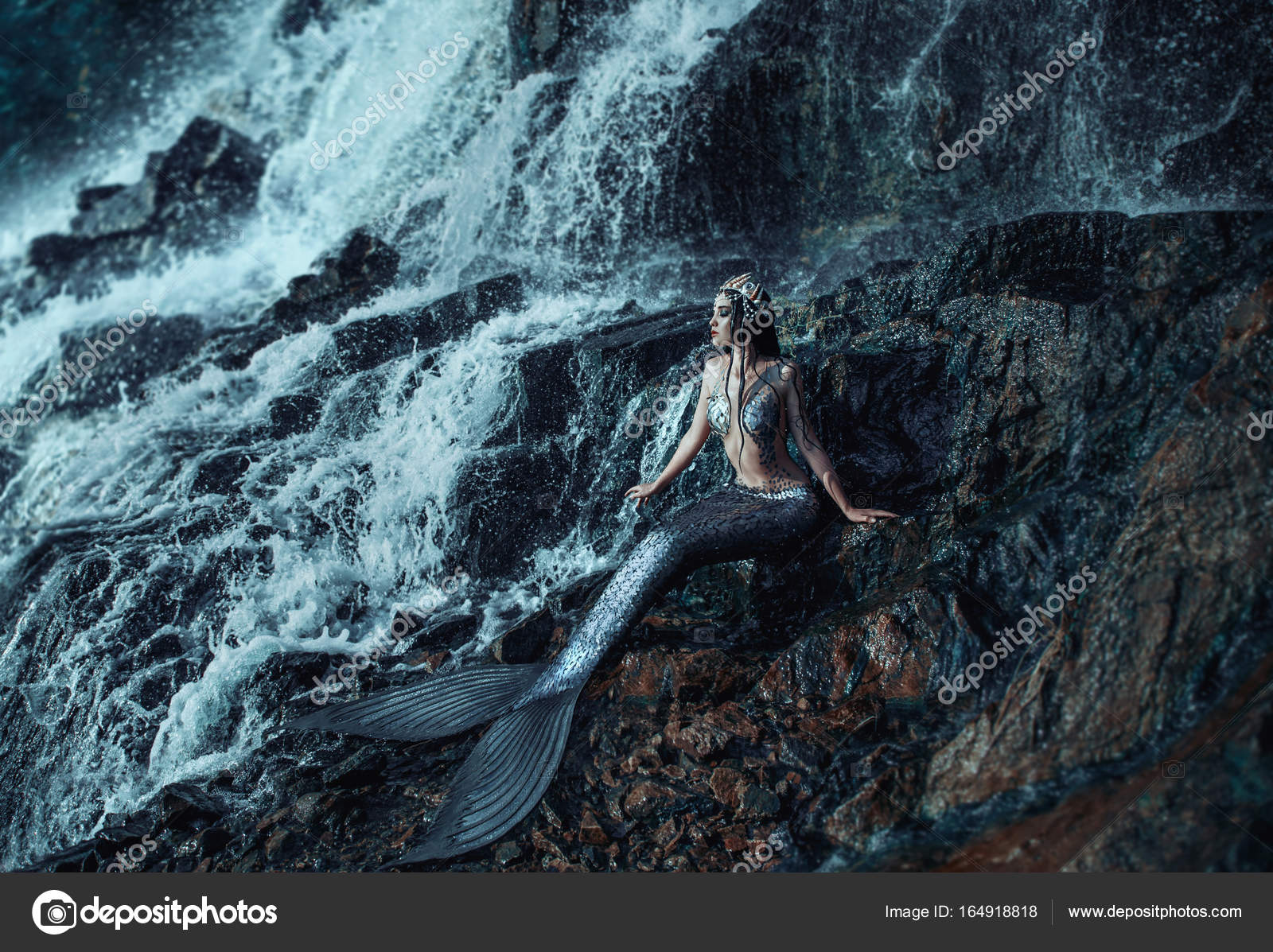 Ekte Havfrue Observerer Dyreplaneten