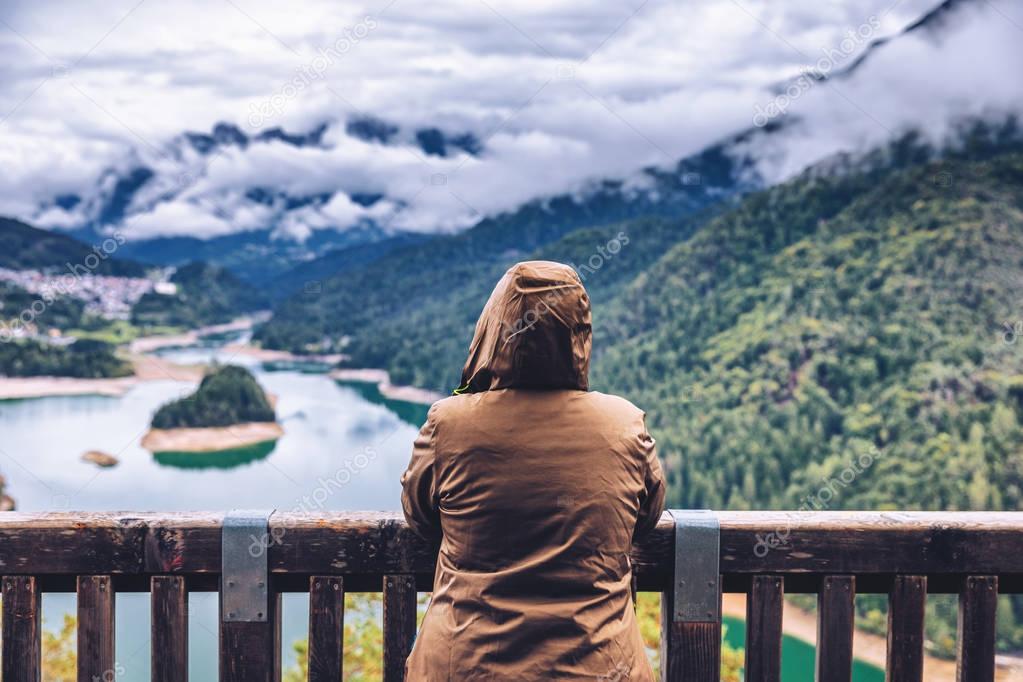 Viajero disfrutando de la vista panorámica del lago del Centro Cadore ...
