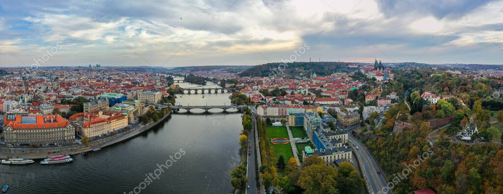 Vista aérea del dron panorámico de Praga de la ciudad de Praga en la ...