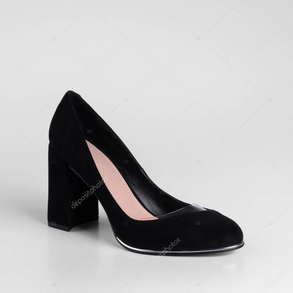 Zapato de lomo negro femenino con insertos transparentes en un talón ...