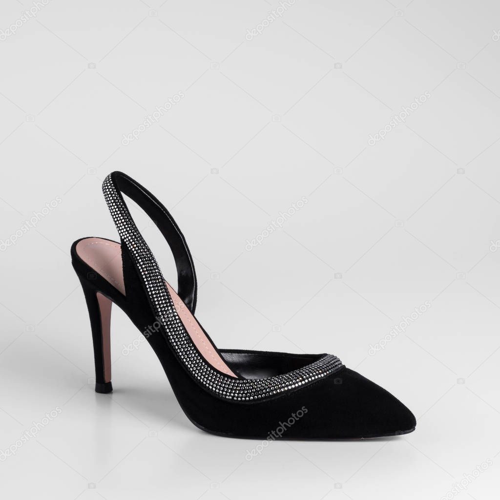Zapato de tacón de lomo negro para mujeres con un brillante adorno de ...