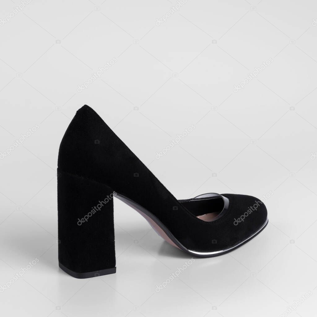 Zapato de lomo negro femenino con insertos transparentes en un talón ...