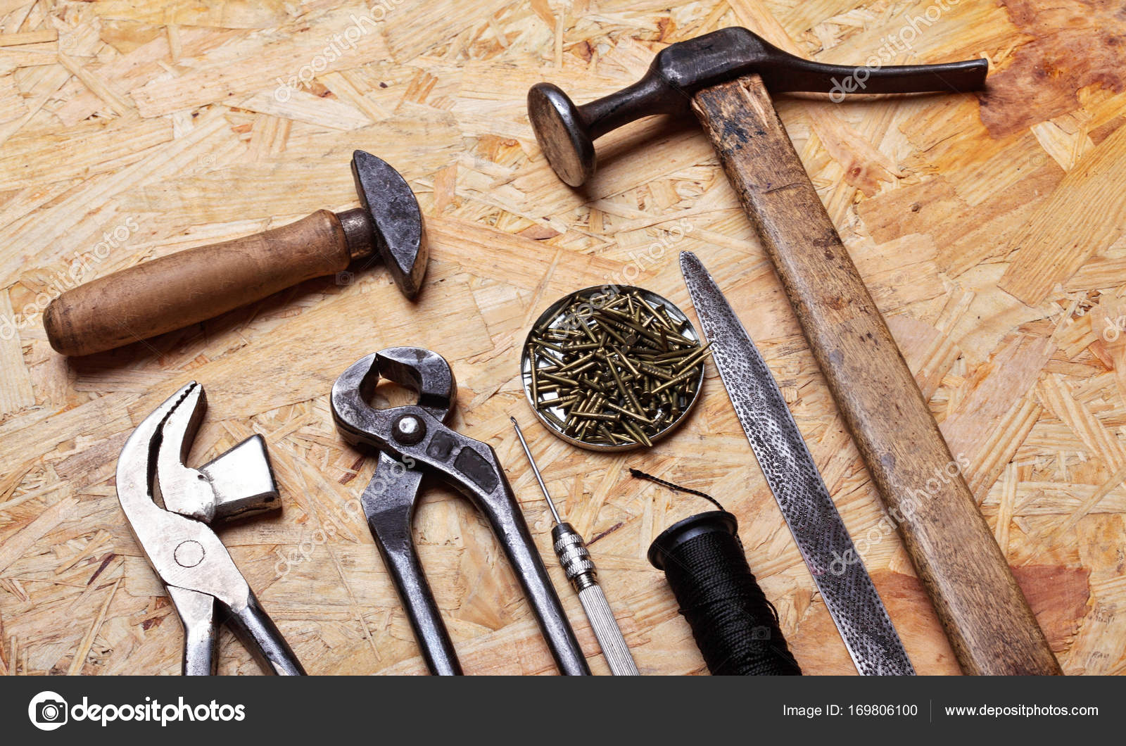 Set of cobbler vintage tools on the wooden background. Top view Stock ...