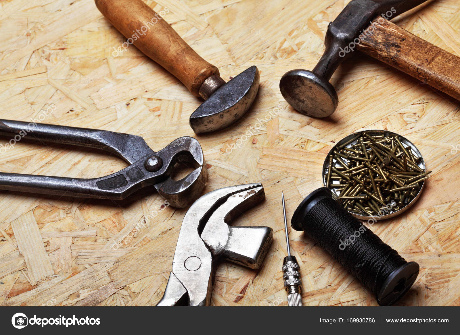 Set of cobbler vintage tools on the wooden background. Top view Stock ...