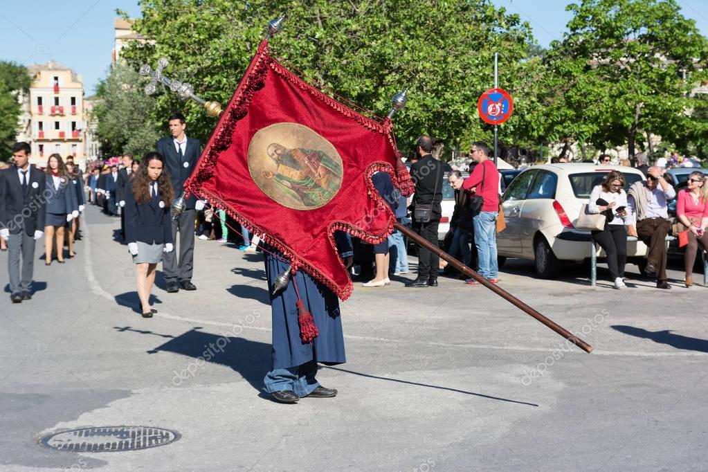 CORFU, GRECIA - 30 DE ABRIL DE 2016: Procesión del santo cuerpo de San ...