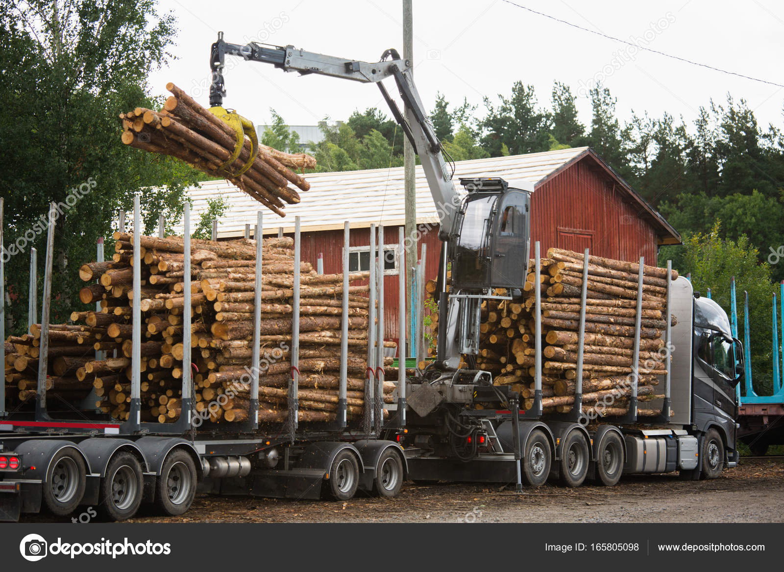 Погрузка древесины стоковое фото ©Scharfsinn 165805098