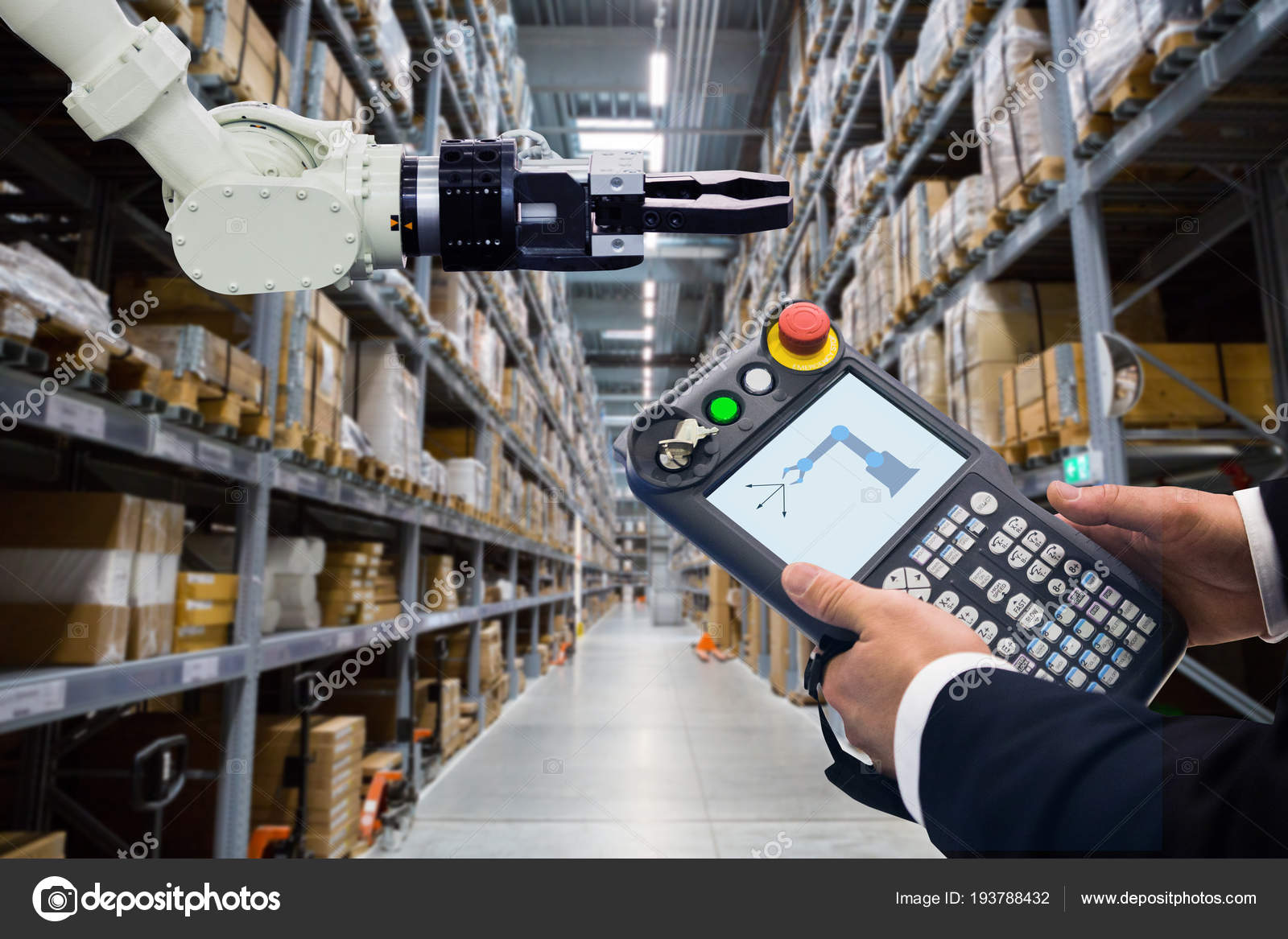 Robot de programación con brazo robótico en almacén: fotografía de ...