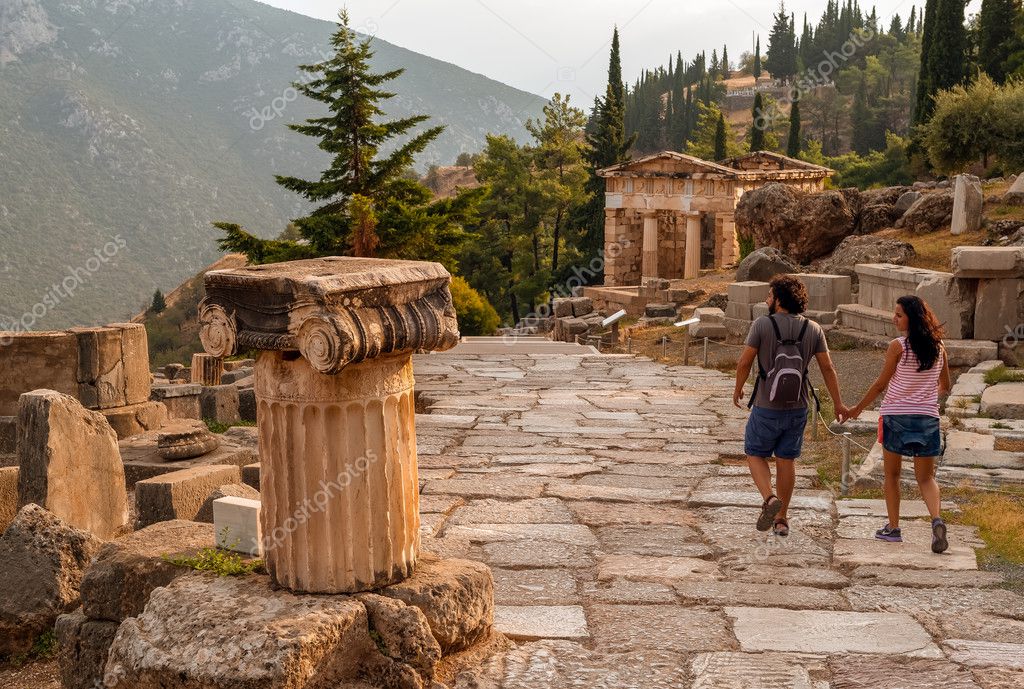 Old road in Delphi on Mount Parnassus, Greece — Stock Editorial Photo ...