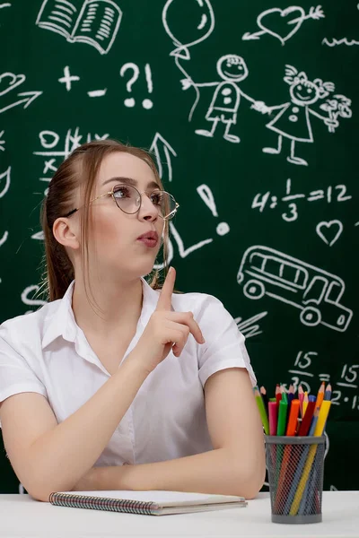 Maestra pensando fotos de stock, imágenes de Maestra pensando sin ...