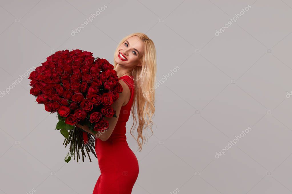 Belleza mujer romántica con ramo de rosas rojas flores. Los labios ...