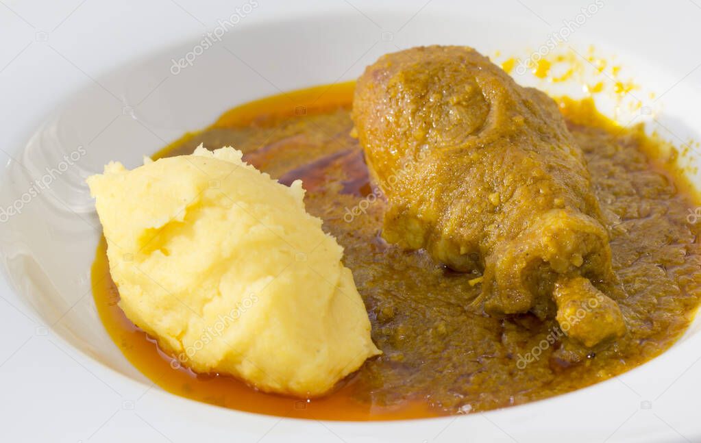 El famoso (Muamba de Pollo) un plato típico de Angola, África. 2022
