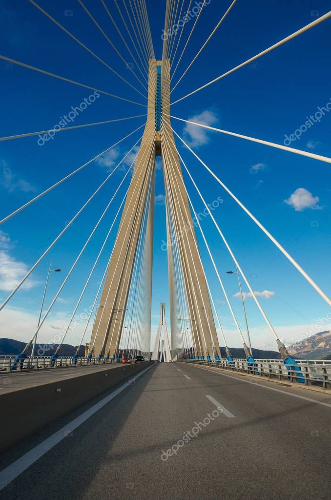 El puente R o-Antirrio, oficialmente el puente Charilaos Trikoupis, los ...