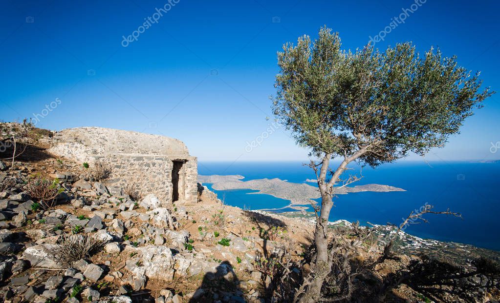 Vista panorámica del golfo de Elounda con el famoso pueblo de Elounda y ...