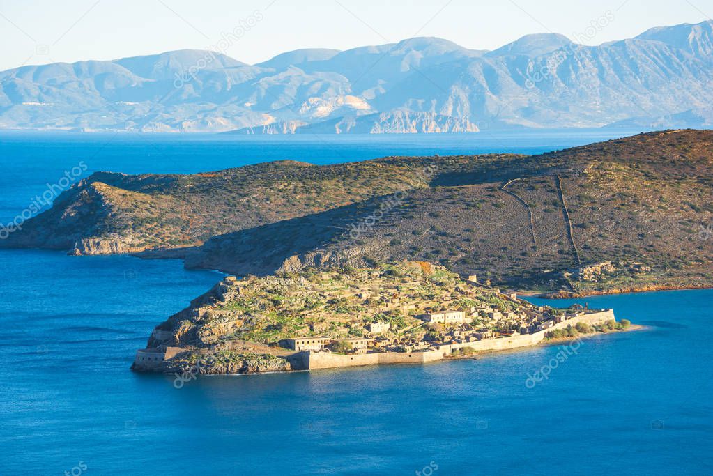Vista panorámica del golfo de Elounda con el famoso pueblo de Elounda y ...