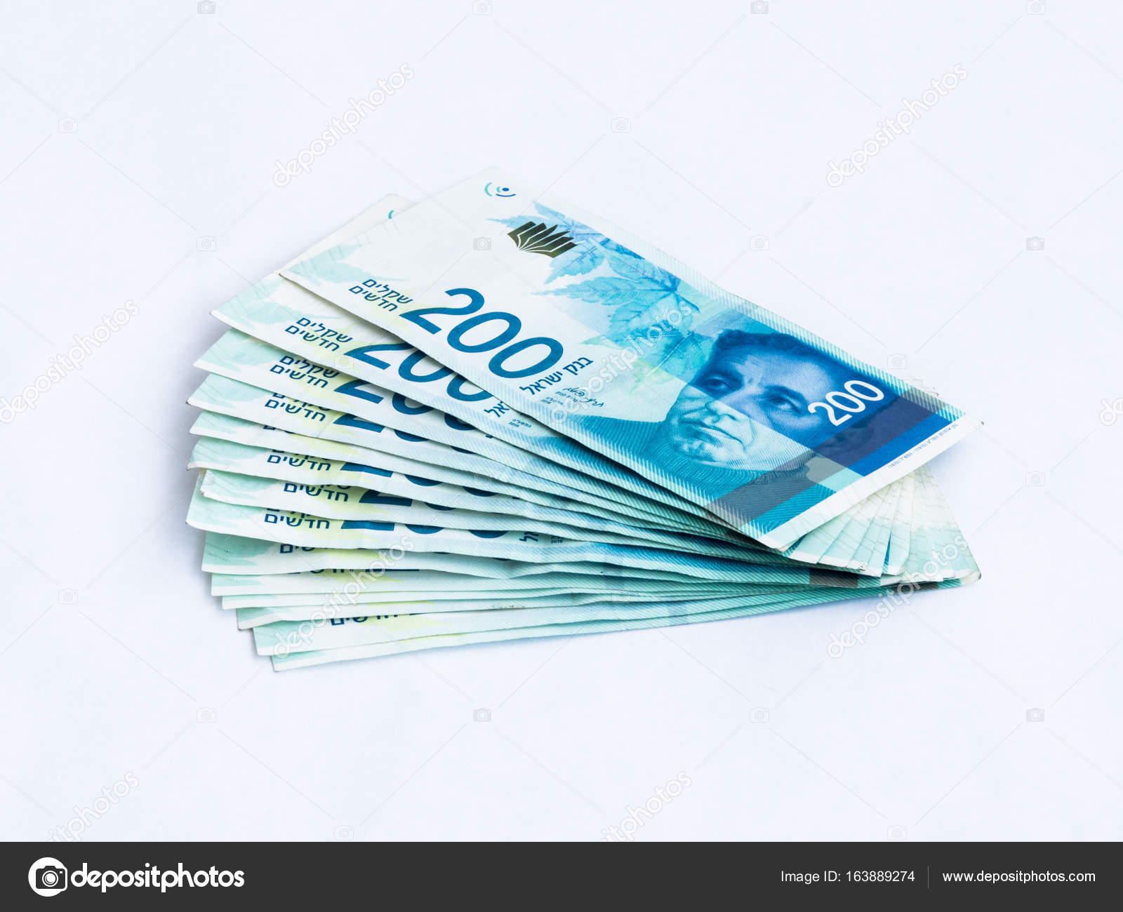 Several new banknotes worth 200 Israeli new shekels on a white — Stock ...