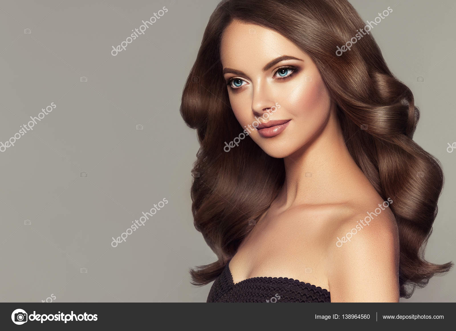 Hermosa chica con el pelo ondulado — Foto de stock #138964560 © Sofia_Zhuravets