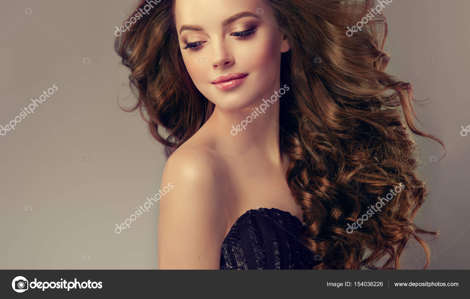 Chica con el pelo largo y brillante ondulado: fotografía de stock © Sofia_Zhuravets #154036226 ...