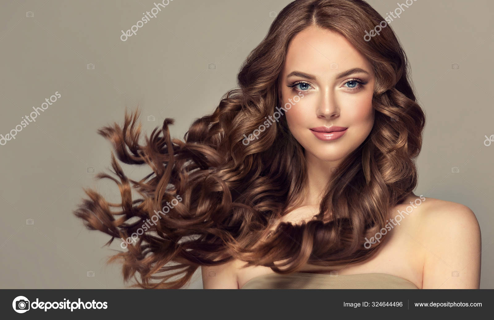 Belleza Chica Morena Con Pelo Largo Brillante Frente Ondulada Hermosa — Foto de stock #324644496 ...