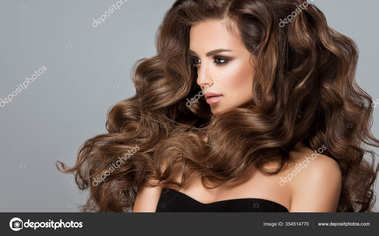 Belleza Chica Morena Con Pelo Rizado Largo Brillante Hermosa Mujer — Foto de stock #354514770 ...