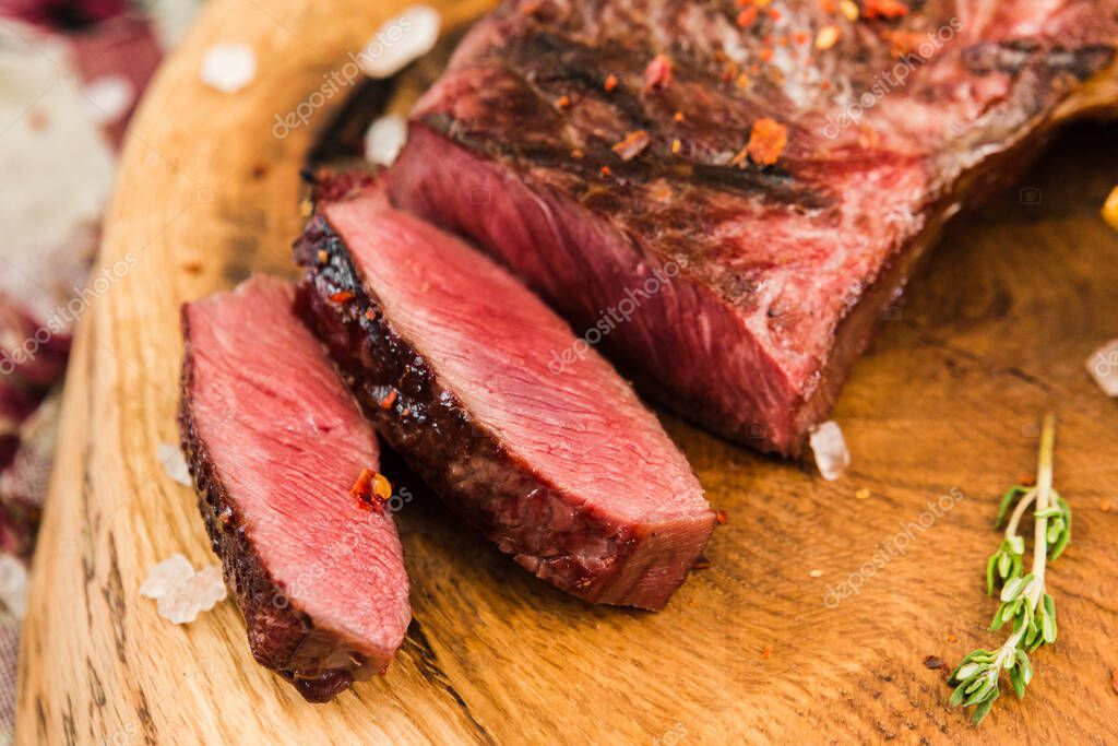 filete de carne de cerdo caro de calidad fresca en un restaurante 2022