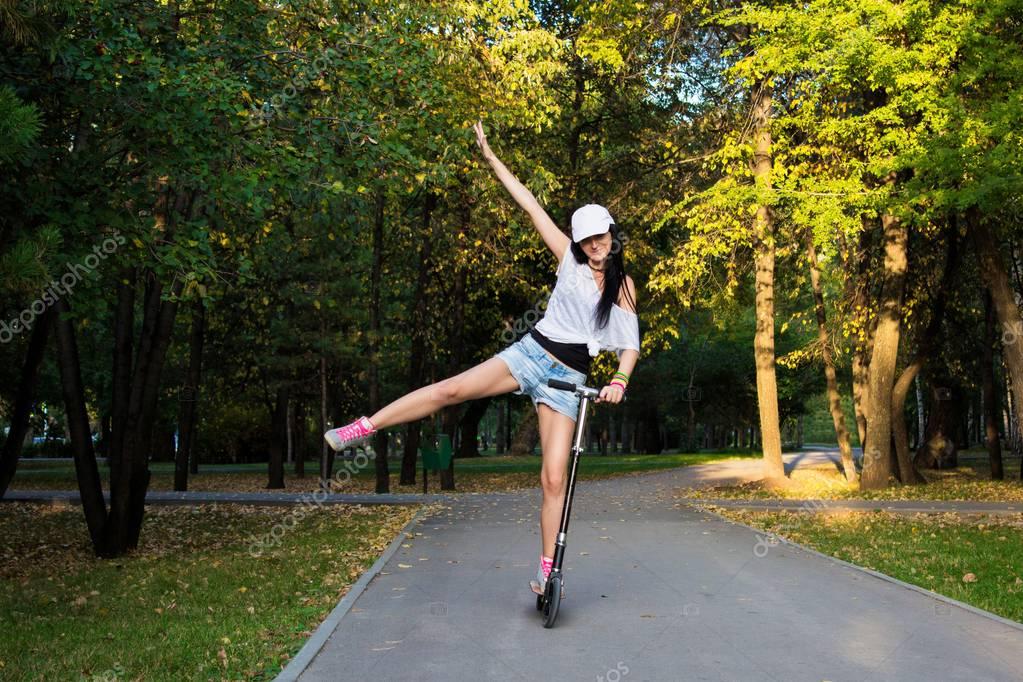 Vista de cerca de atleta jinete femenino en zapatos grises, pantalones ...