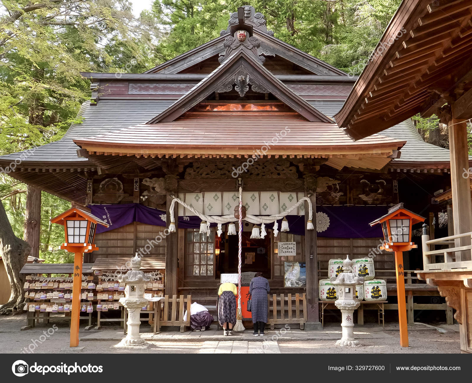 Two japanese worshipers at arakura sengen shrine in japan — Stock Photo ...