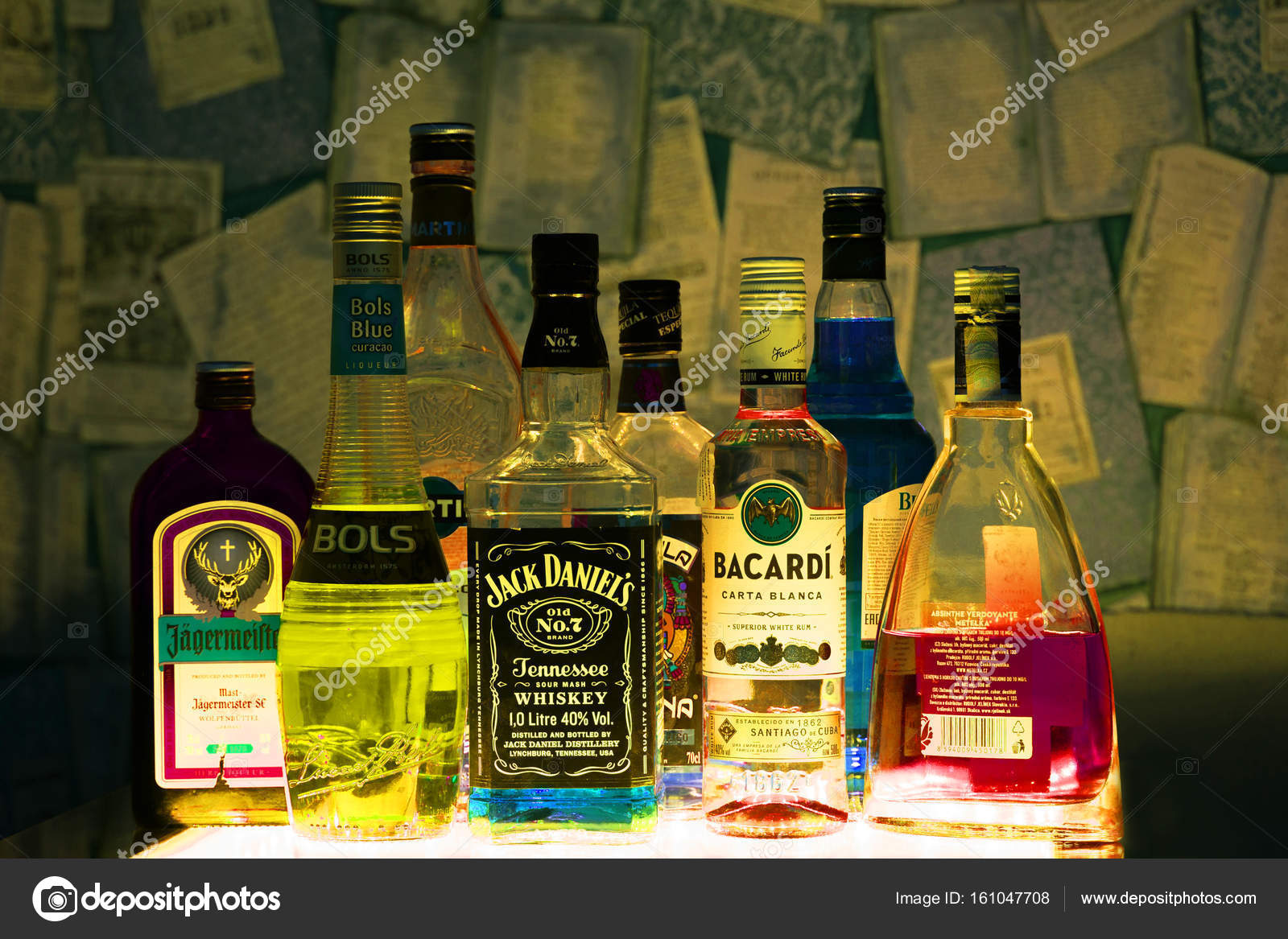 Rusia, Kazán 25.02.2017: botellas de alcohol — Foto editorial de stock ... Rusia, Kazán 25.02.2017: botellas de alcohol — Foto editorial de stock ...