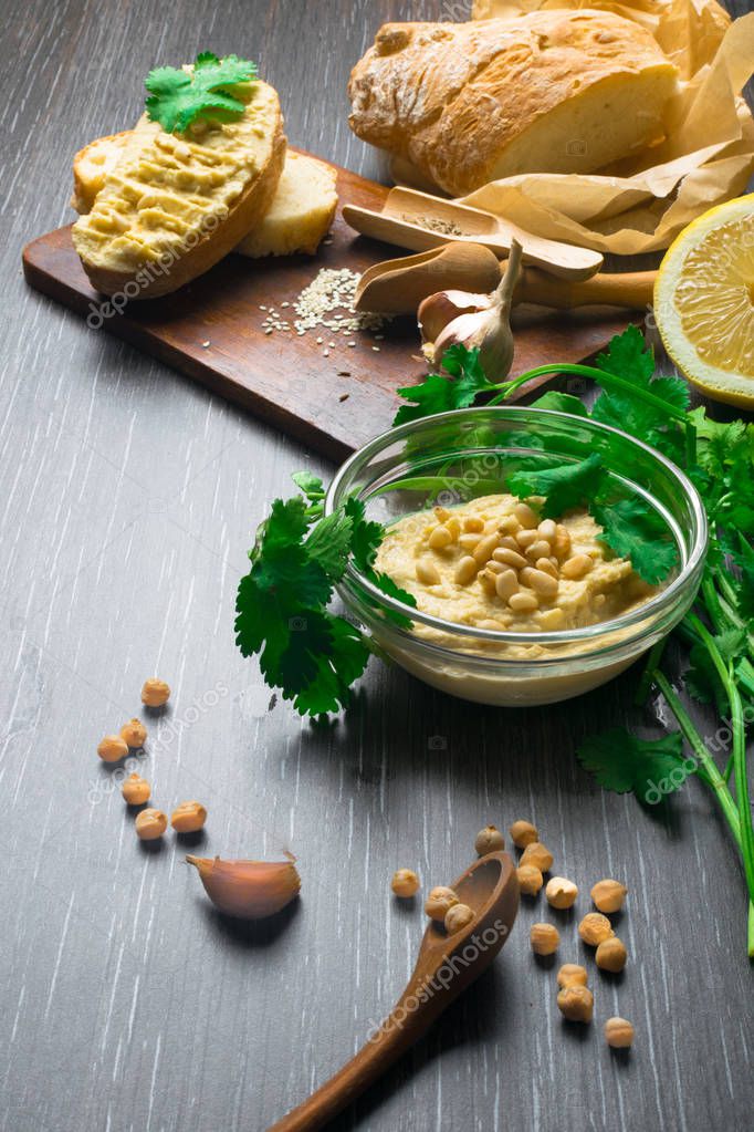 Hummus tradicional o houmous, aperitivo hecho de puré de garbanzos con ...