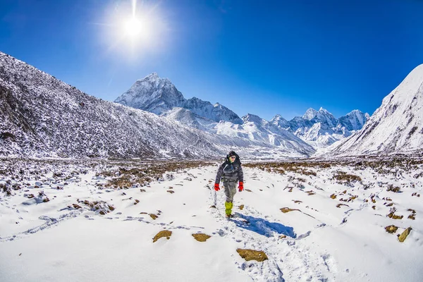 Periche, Nepal- 1 de marzo de 2019: Paisaje que muestra las montañas ...