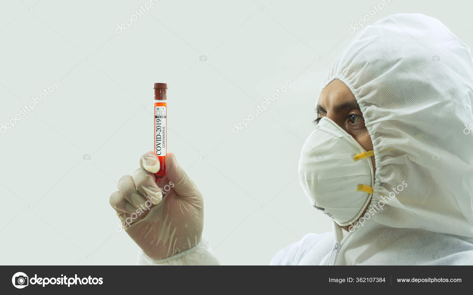 Vista Lateral Del Médico Con Máscara Traje Bioprotector Sosteniendo ...