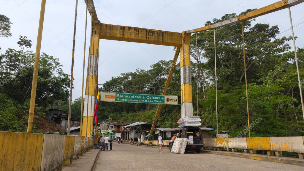 La Hormiga, Putumayo / Colombia - 8 de marzo de 2020: Personas cruzando el puente internacional ...