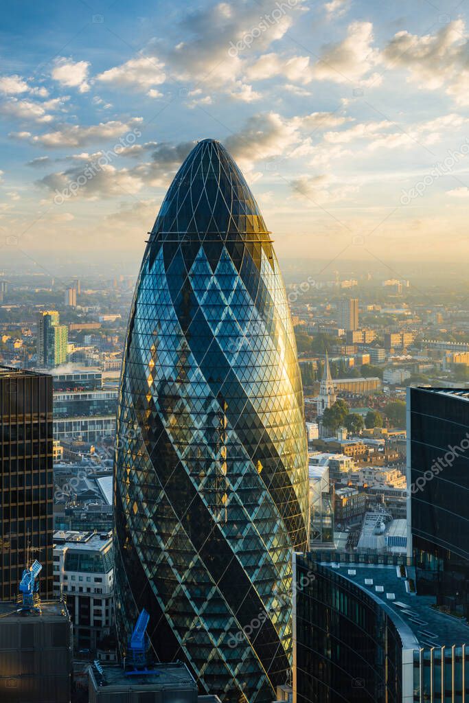 LONDRES - 1 DE OCTUBRE: Edificio Gherkin (30 St Mary Axe) durante la ...