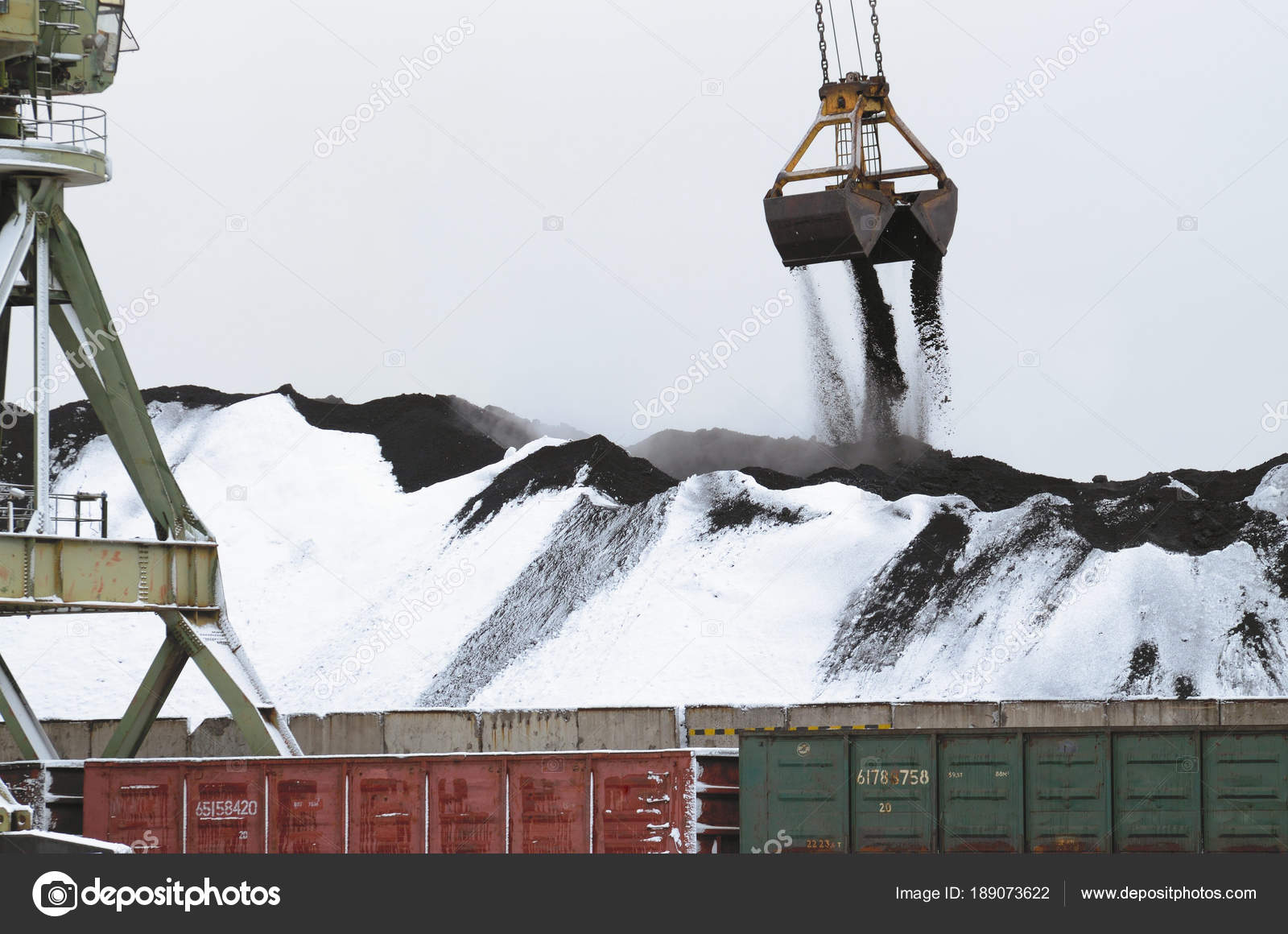 Unloading of coal from railway wagons. — Stock Photo © parasunak.yandex ...