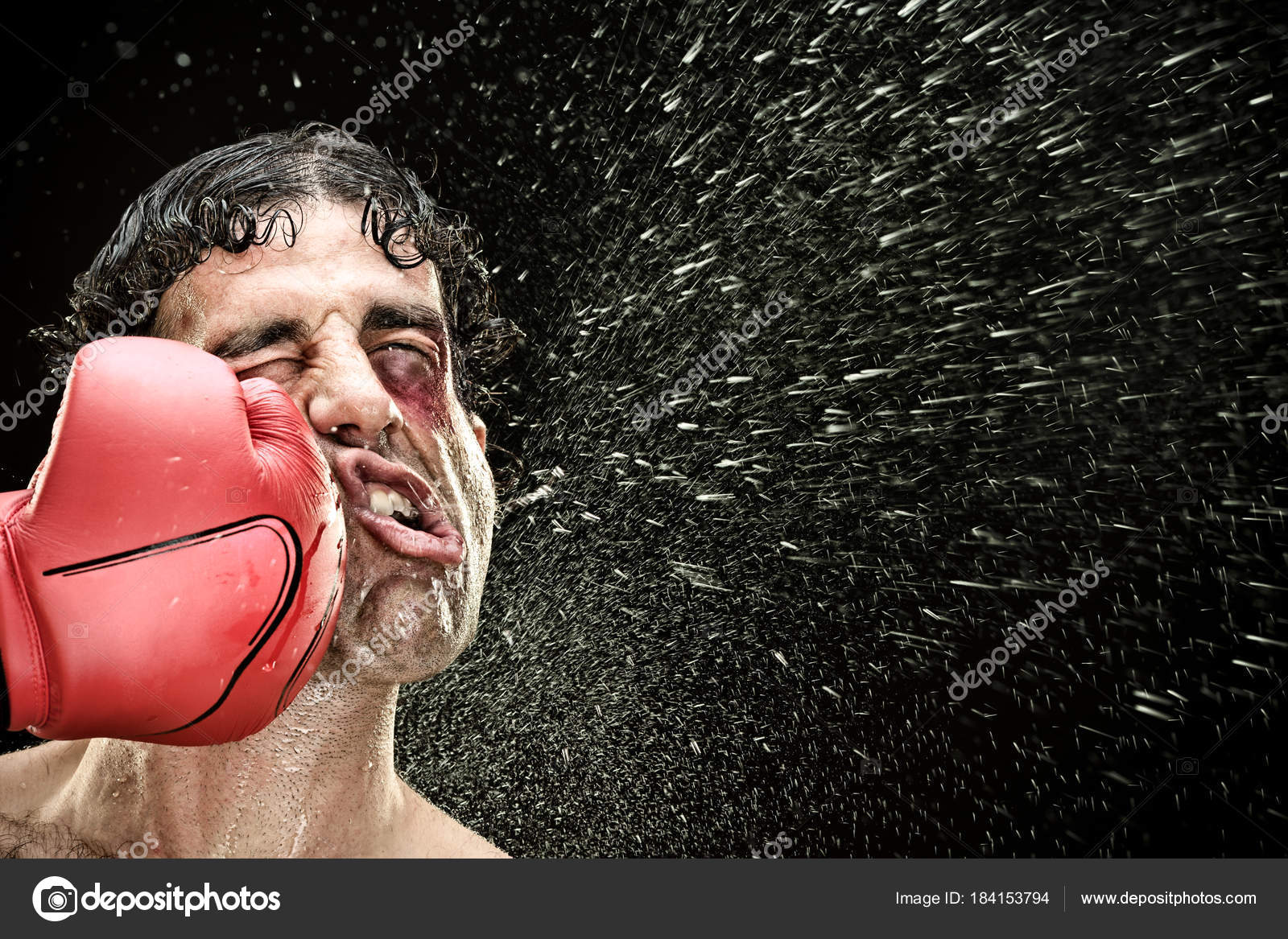 Bobo boxer homem leva um soco na cara isolado no black.funny conceito ...